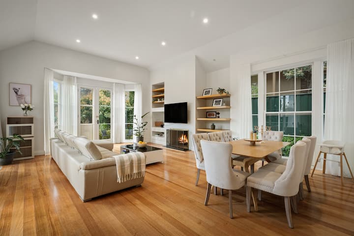 Charming Red Brick Estate In Kew 5br & Cubby House - Australia