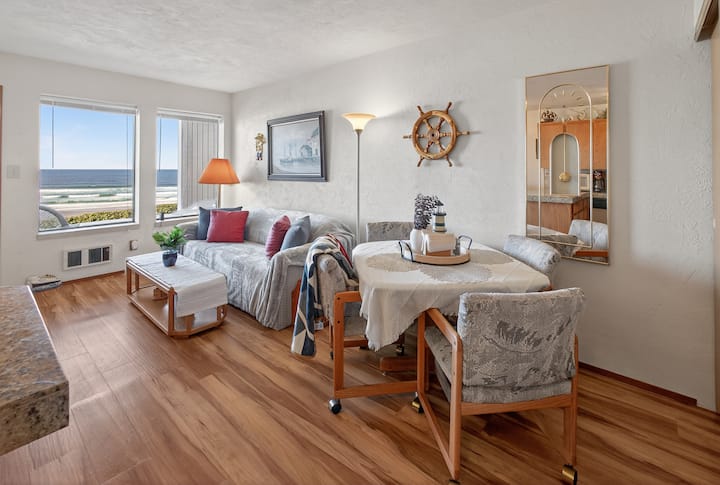 Coastal Escape | 1st Floor Beach Access | Hot Tub - Newport, OR
