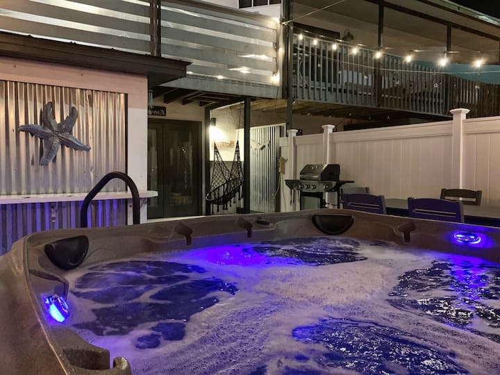 Stylish Family-friendly:steps To Beach+king+hottub - Shipwreck Island Waterpark, Panama City Beach