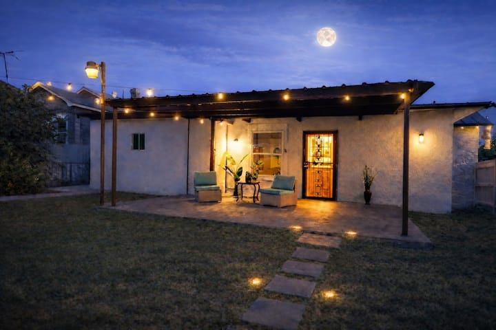 King Bed + Covered Parking | Near Downtown & Rodeo - AT&T Center