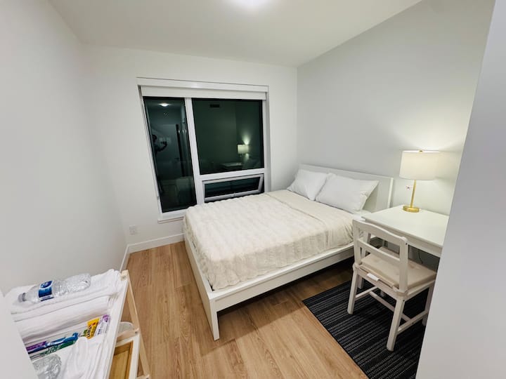 Unbeatable Location! Skytrain+mall+private Bath - Canada