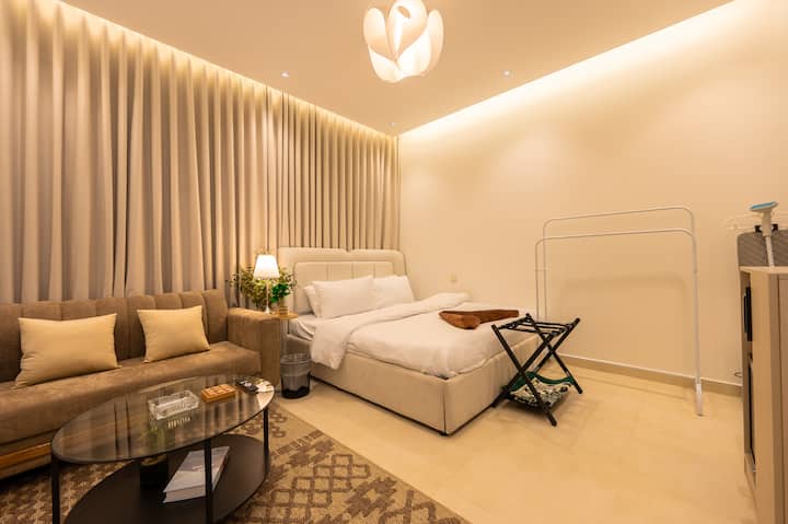 Stylish Apt W/ 65” Tv & Smart Lock, Near Airport. - Jeddah King Abdulaziz Airport (JED)