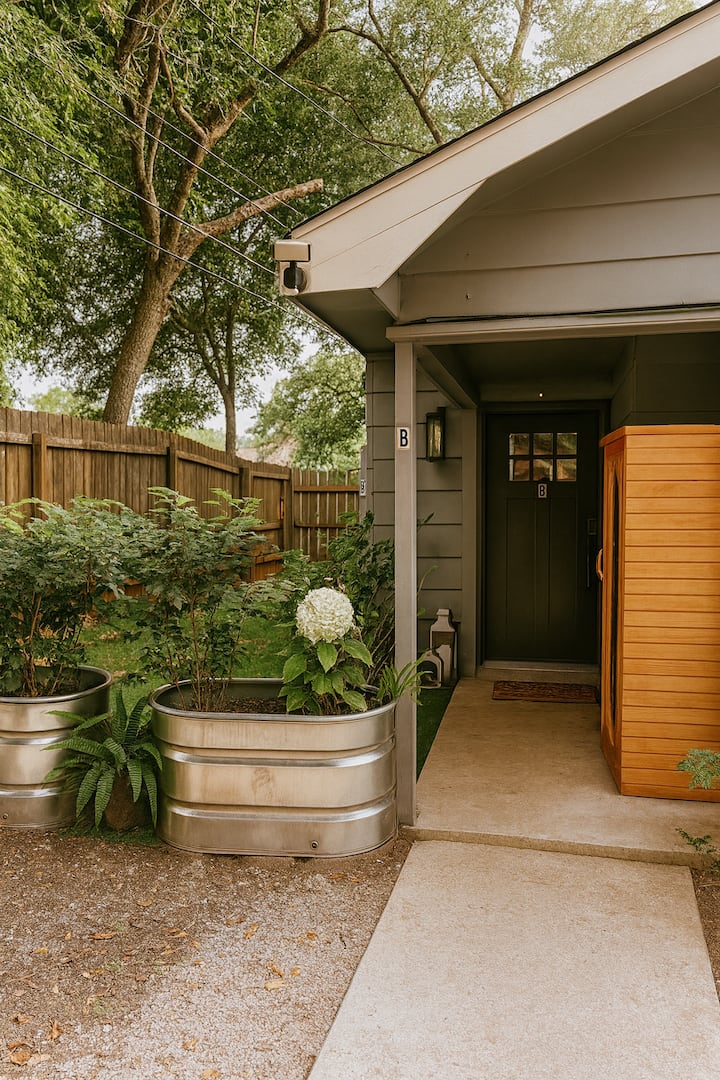 Salty Air & Sauna – Cozy Coastal Stay - Gulfport, MS