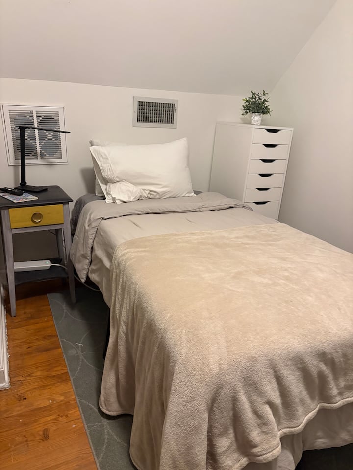 Cozy House Single Bed - Bethlehem, PA