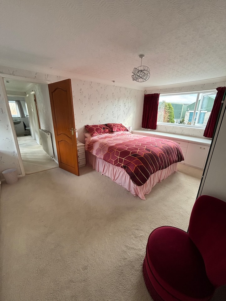 Beautiful Village Home 3 Bedrooms Sleeps 5 + Cot - 古爾