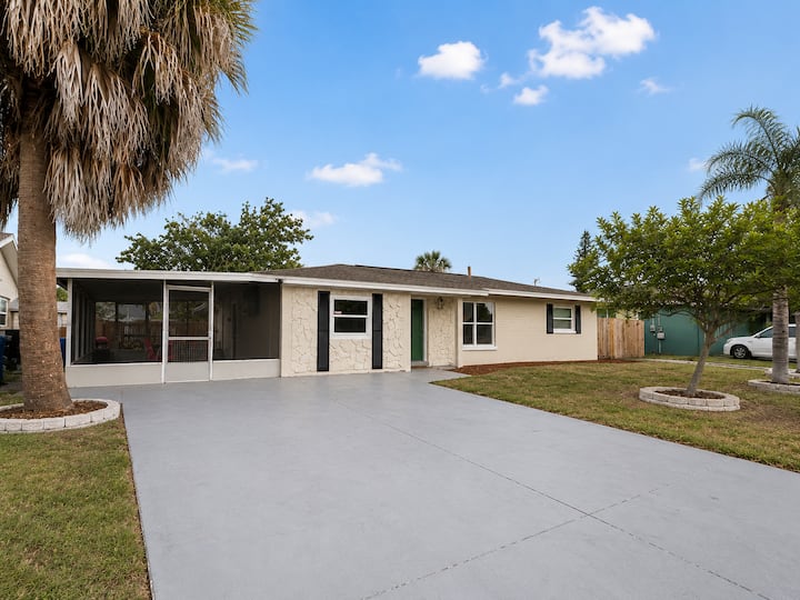 Pet-friendly 3br | Fenced Yard + Fire Pit - Apollo Beach, FL