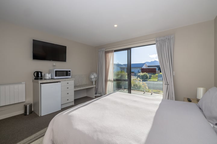(2)fantastic Vistas Across The Lake To Mountains - Te Anau