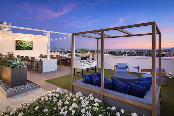 5-star Resort Studio | Free Parking+pool +Views - Los Angeles