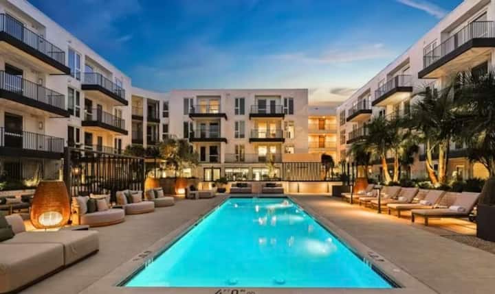 5-star Resort Studio | Free Parking+pool +Views - Valley Village - Los Angeles