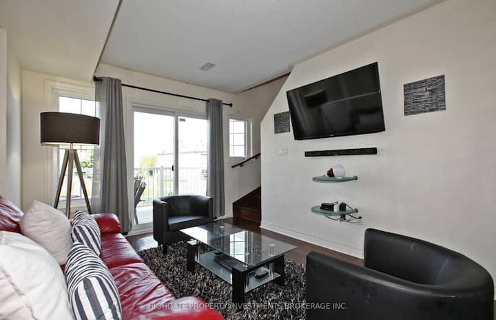 Sleek 3 Bedroom Contemporary Stay - Ajax