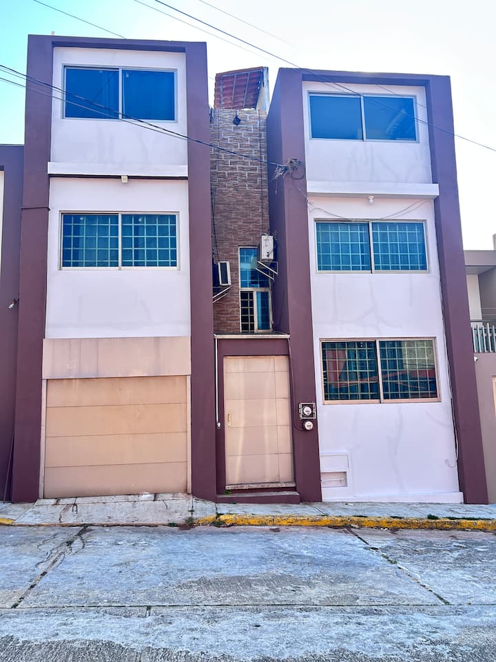 Casa De 2 Niveles, 4 Recámaras Y 6 Camas. - Coatzacoalcos