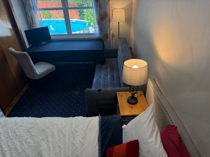Pool View & Relax @ Restoria Hostel, Queen Room - Atlanta, GA