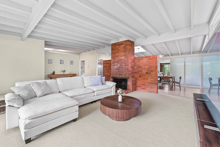 Light-filled Retreat · 4br/2ba · Lush Backyard - Menlo Park, CA