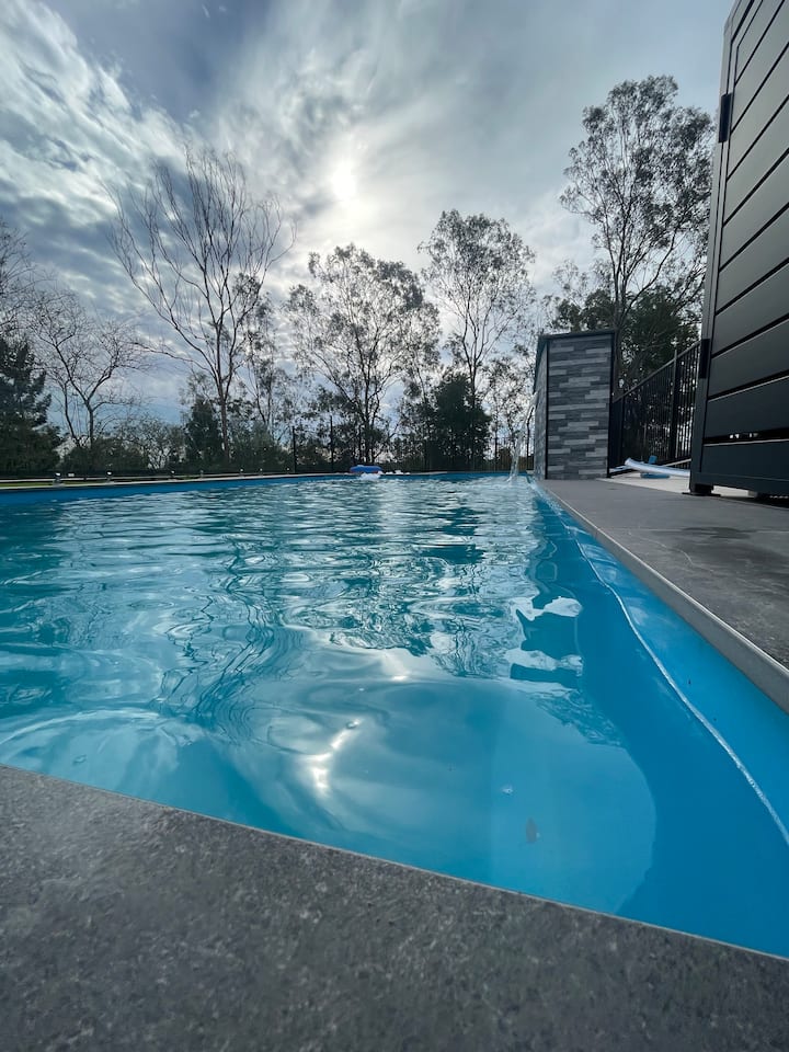 Relaxing Acreage Retreat – Pool, Spa & Media Room - Ipswich