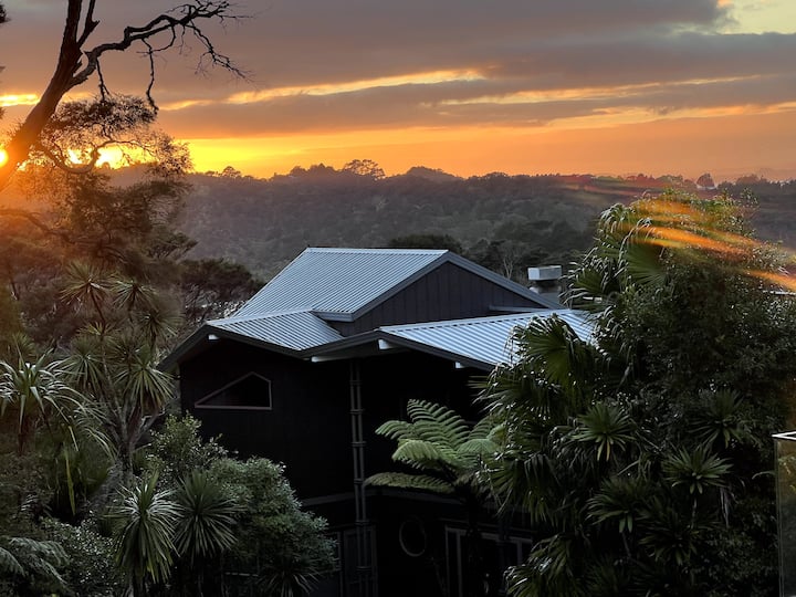 The Round Window House With Spa. - Auckland