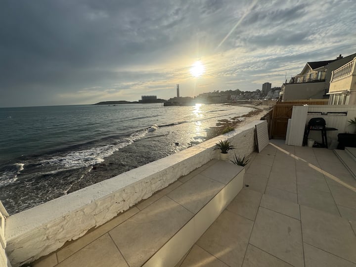 1 Bedroom Beach Front Apartment - Can Sleep 4 - Jersey