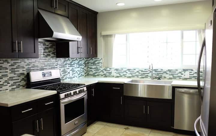 Simple Budget Central Room - Los Angeles, CA