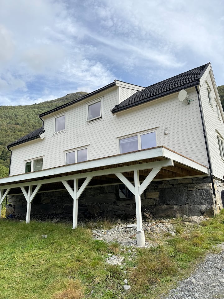 Stort Hus På Garden, Sognefjorden! - Høyanger