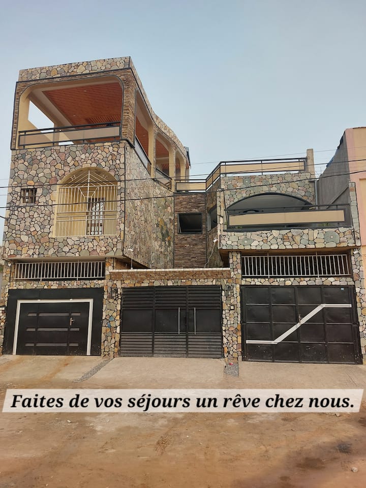 Logement Luxueux à Adidogome 400m Du Goudron - Togo