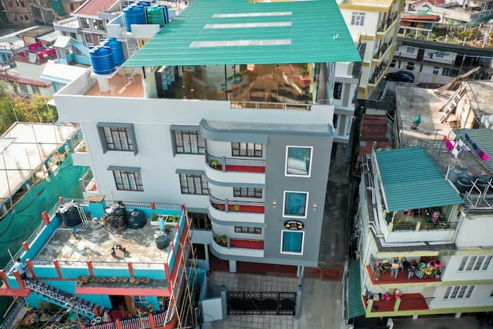 Spacious Hill-view Retreat With Rooftop View - Shillong