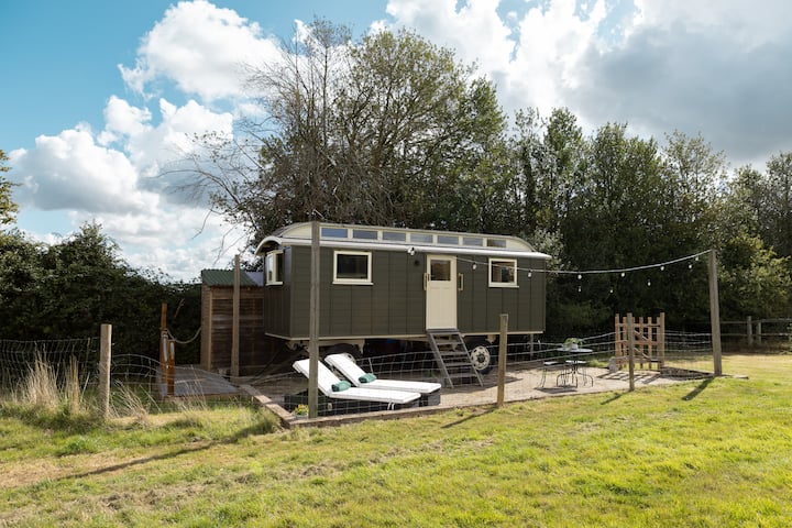 Wonderfully Cosy Restored Showman's Wagon - Sissinghurst