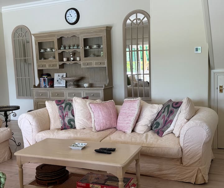 Amazing Pool House Sleeps 4 (Plus One) - Swindon