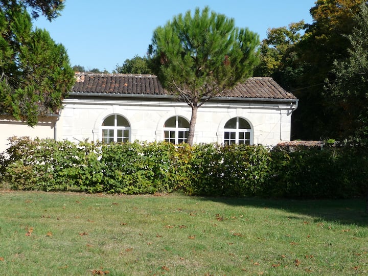 Ancienne Orangerie Au Cœur D'un Parc Arboré. - Cognac