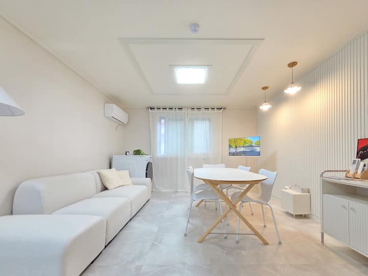 #문앞교동핫플/1시 퇴실/Ktx대구역도보 5분/방2 침대 3/짐보관/주차무료/100%암막 - Daegu