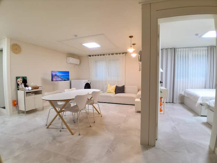 #문앞교동핫플/1시 퇴실/Ktx대구역도보 5분/방2 침대 3/짐보관/주차무료/100%암막 - Daegu