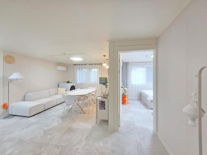 #문앞교동핫플/1시 퇴실/Ktx대구역도보 5분/방2 침대 3/짐보관/주차무료/100%암막 - Daegu