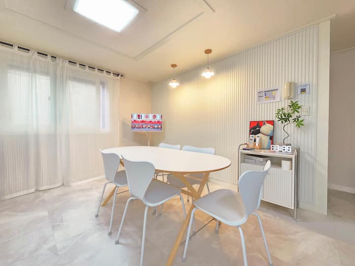 #문앞교동핫플/1시 퇴실/Ktx대구역도보 5분/방2 침대 3/짐보관/주차무료/100%암막 - Daegu