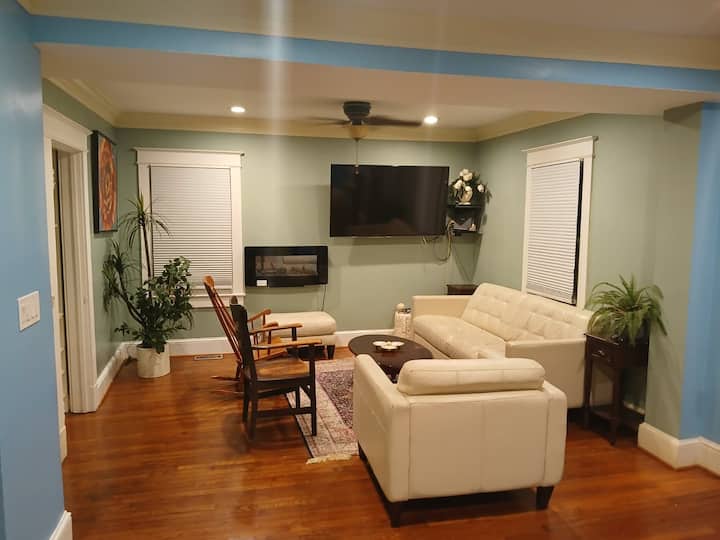“Bright Home Near Umd &Catholic Univ, Easy Dc Stay - Hyattsville, MD