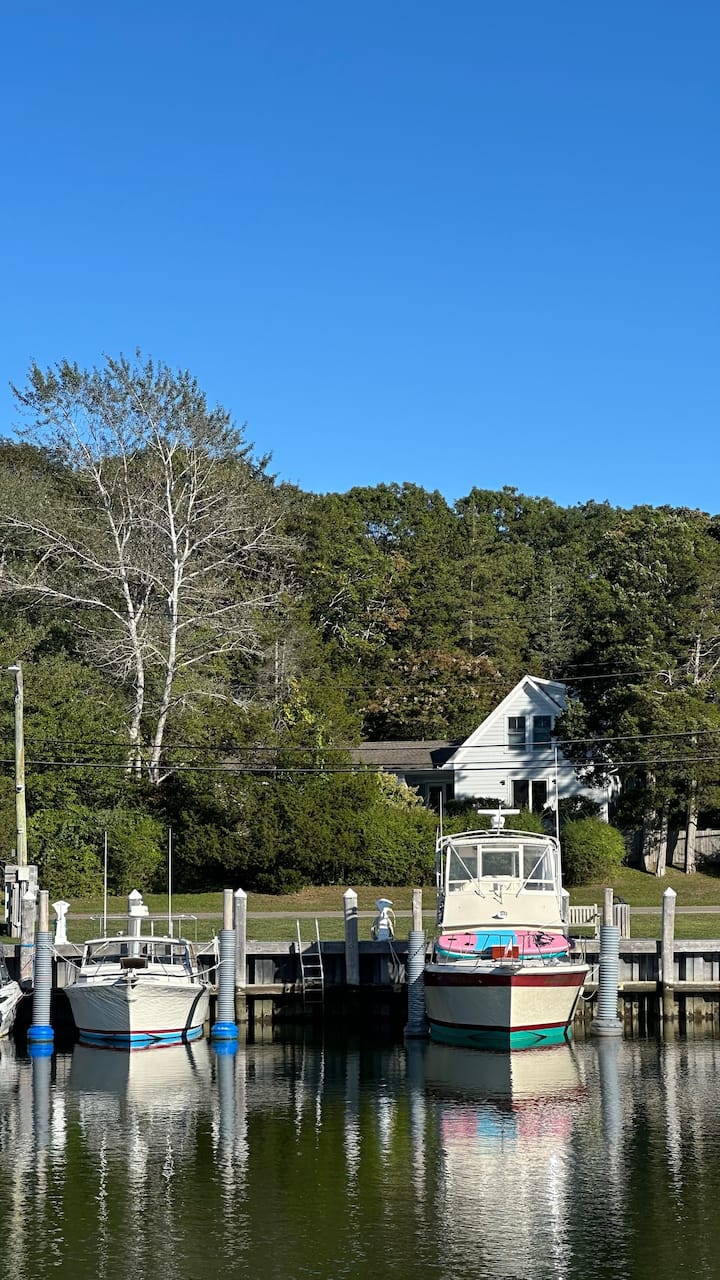 Chic Waterfront Getaway With Pool, Pickleball - East Hampton, NY