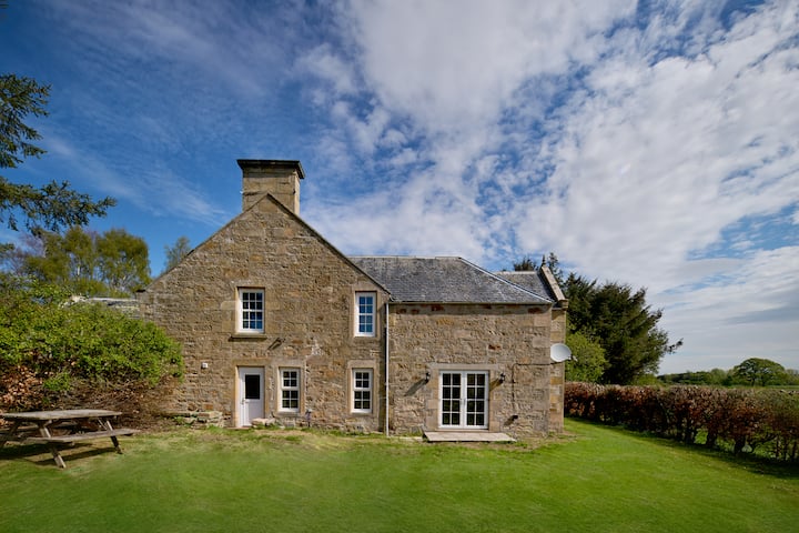 Luxury Dog-friendly Farmhouse & Hot Tub, Sleeps 8+ - Elgin