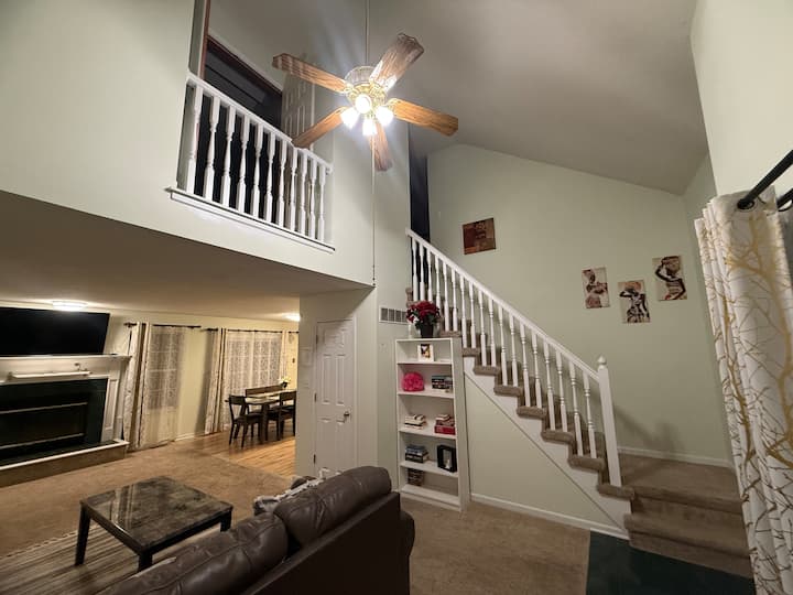 Comfy 3-bedroom Escape W/ Jacuzzi + Garage - Independence, MO