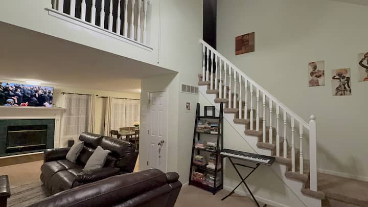 Comfy 3-bedroom Escape W/ Jacuzzi + Garage - Independence, MO