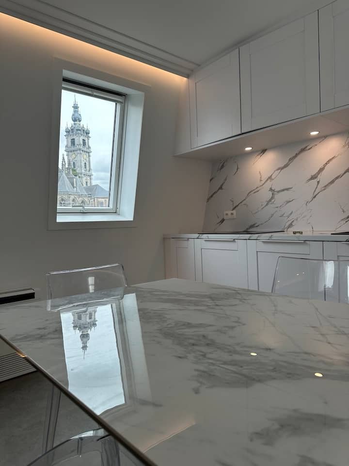 Design Suite With Historical Monument Views - Mons