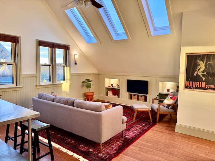 Charming & Bright Victorian West-end Apartment - Cranston, RI