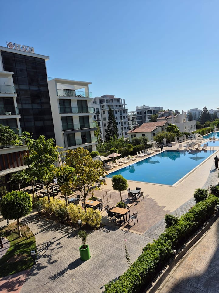 Modern 2-bedroom Apartment With Balcony & Pool - Girne