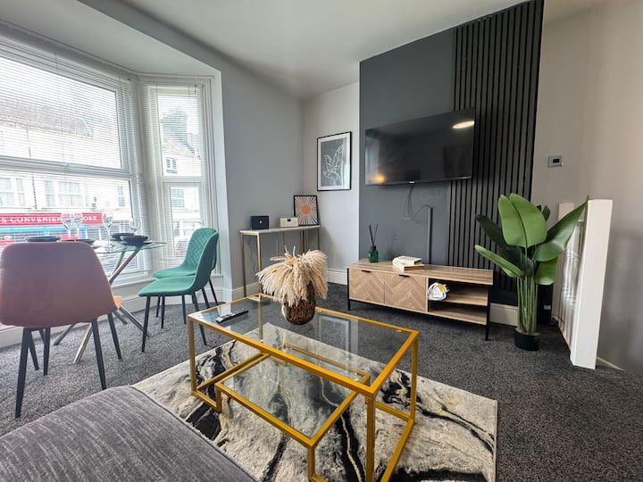 Beautiful Eastbourne 2 Bedroom Flat Next To Beach - Eastbourne