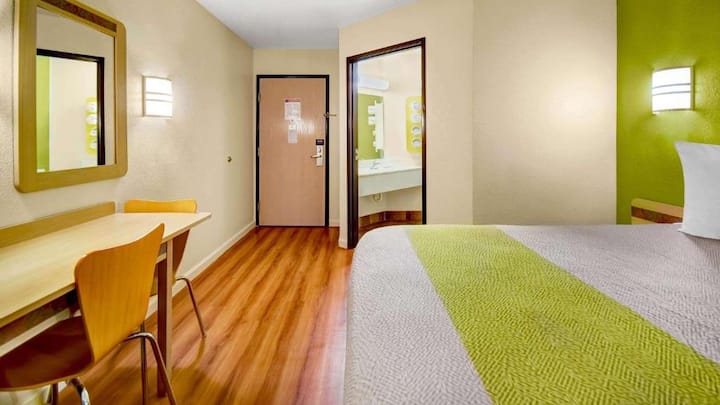 Lakeside Inn -Hotel Near London Bridge - Lake Havasu City, AZ