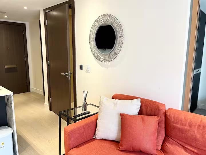 Elegant 1br In Chelsea Creek | Balcony Views - Fulham