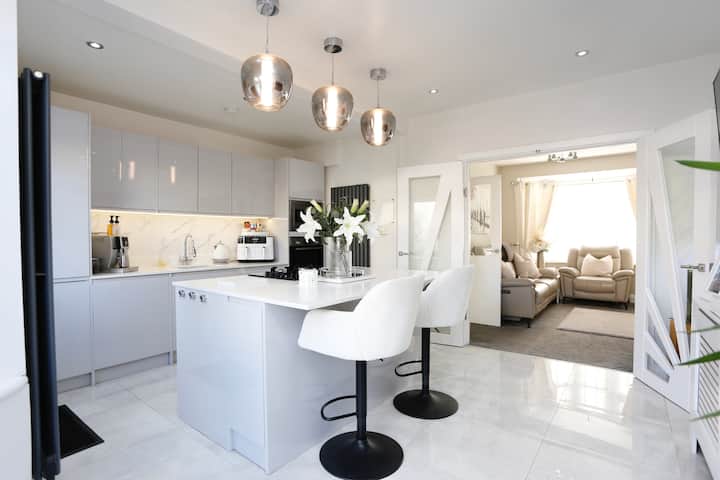 Modern Hot Tub Pleasure Beach Stay
Sleeps 5 - Lytham St Annes