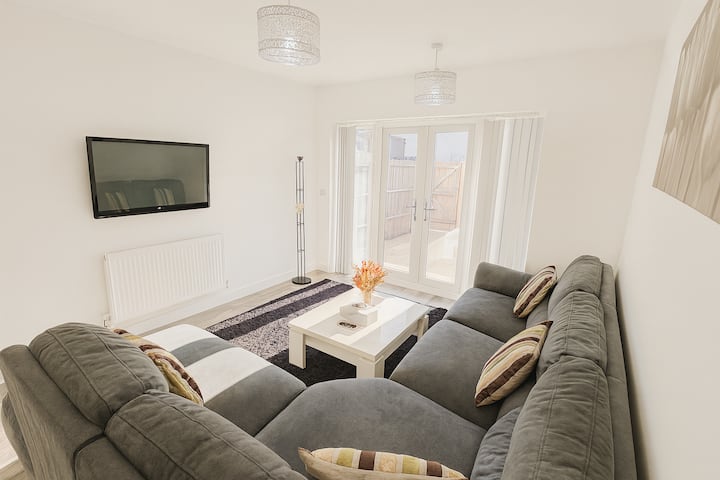 Modern 3br/3ba Watford Home | London | Warner Bros - Watford
