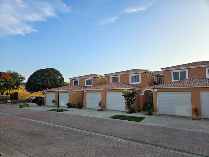 Casa Moderna En Urb. Privada Con Piscina En Manta - Manta