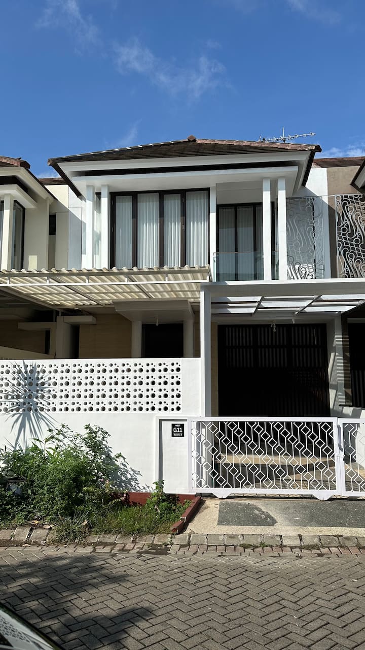 Balcony Pj 2, Minimalist House; Maximum Comfort - Malang