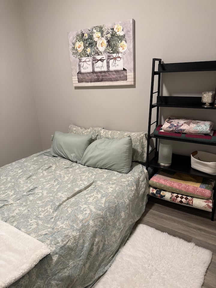 Bedroom & Bathroom - Shelton, WA