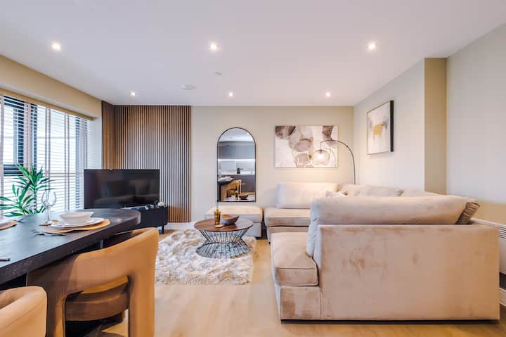 Luxury Leeds Stay Private Balcony + Free Parking - Leeds