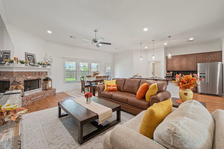 Victoria’s House*
5br, Sleeps 12, Near Texas A&m. - College Station, TX