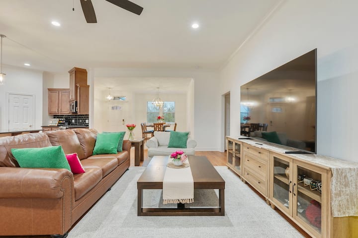 Victoria’s House* 
Sleeps 12, 5br, Near Texas A&m. - College Station, TX